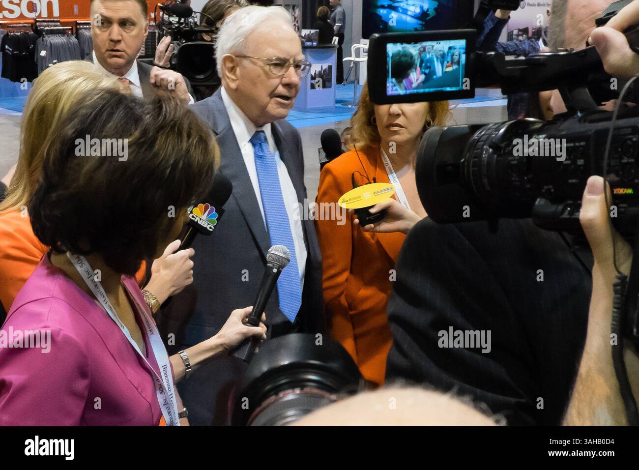 May 2, 2015 - Omaha, Nebraska, U.S. - WARREN BUFFETT walks the ...