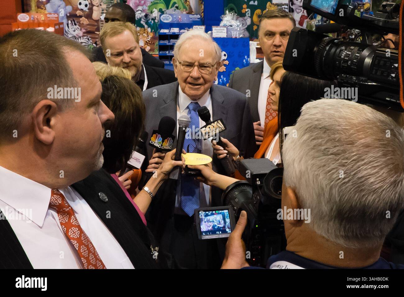 May 2, 2015 - Omaha, Nebraska, U.S. - WARREN BUFFETT walks the ...