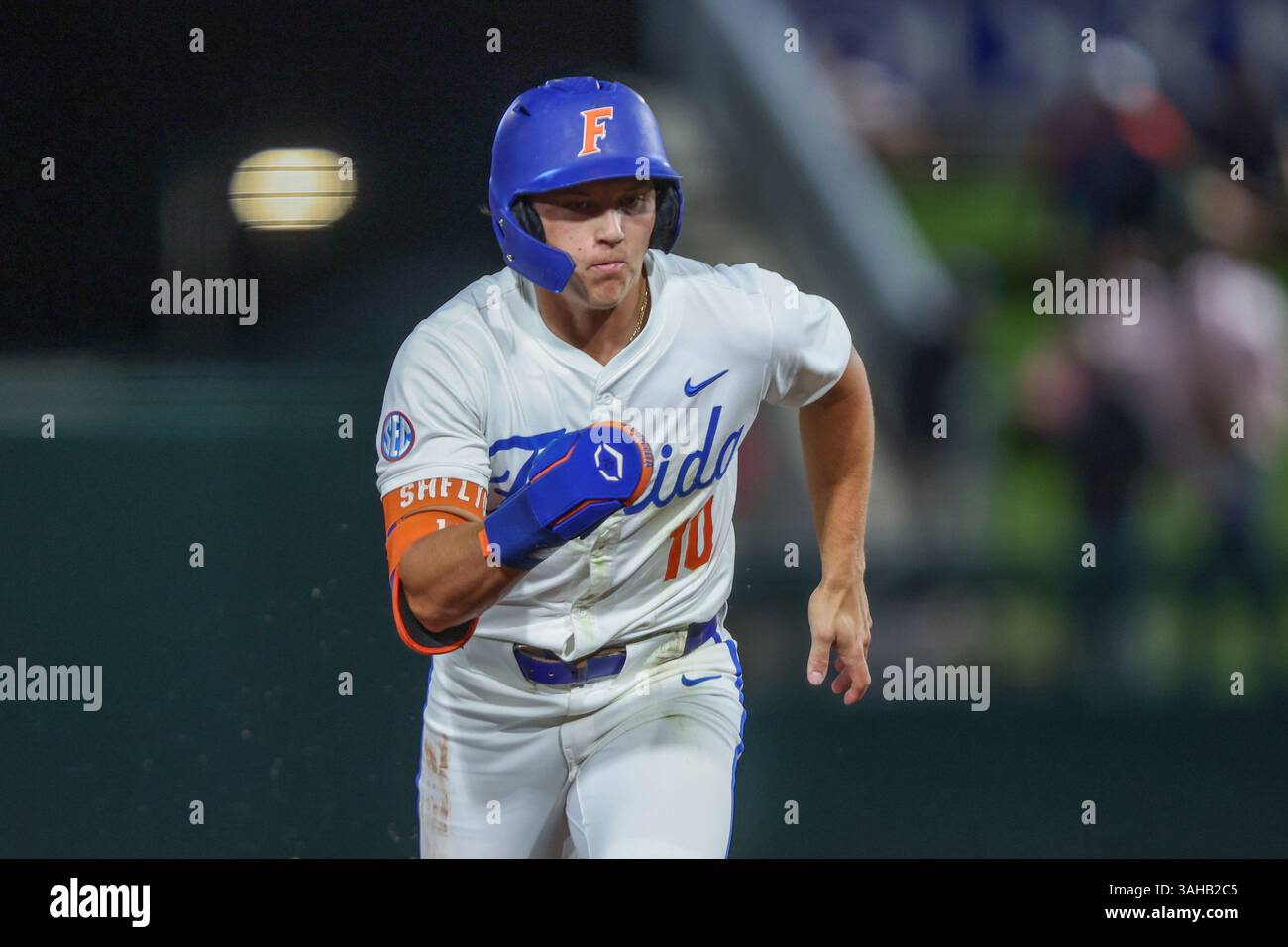 Florida infielder Colby Shelton (10) runs to third base during an NCAA ...