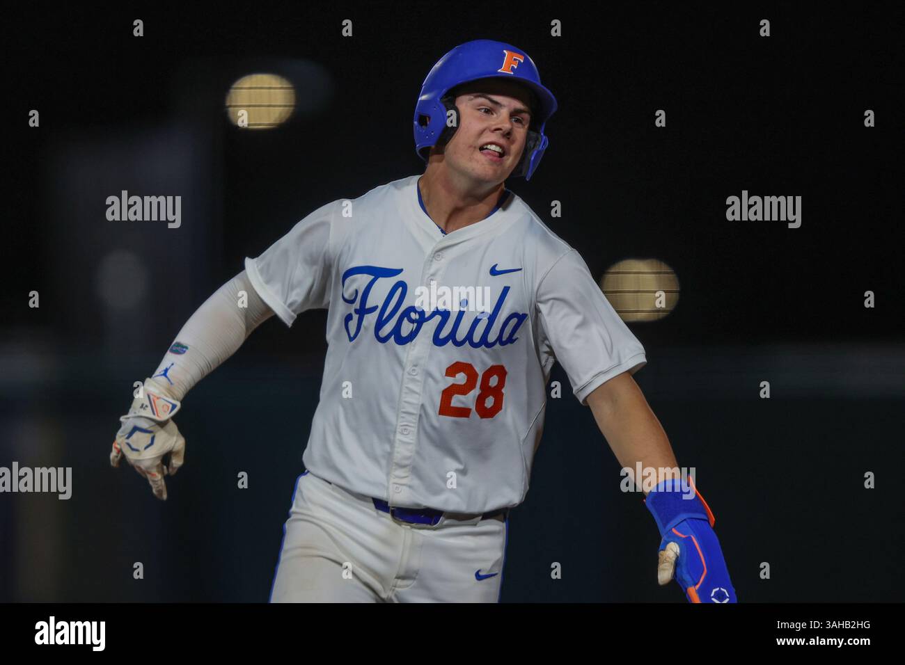 Florida catcher Luke Heyman (28) rounds third base during an NCAA ...