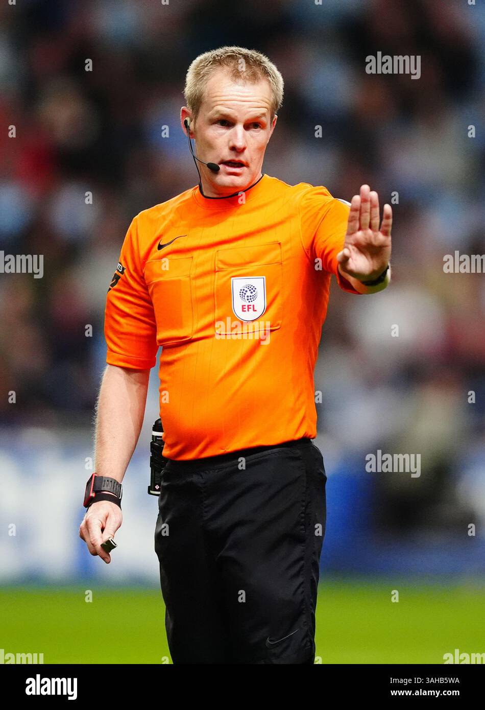Referee Gavin Ward during the Sky Bet Championship match at the ...