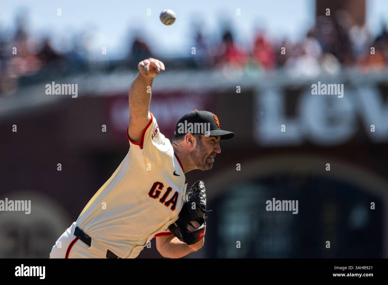 San Francisco Giants pitcher Justin Verlander throws during the first ...