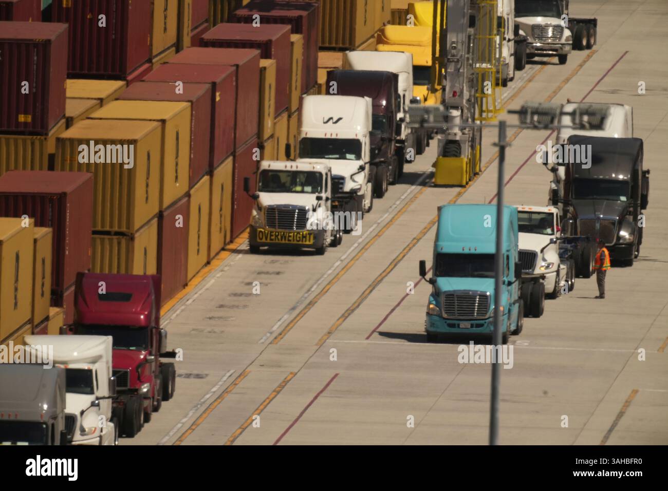 Truck await to load shipping containers at the Port of Los Angeles ...