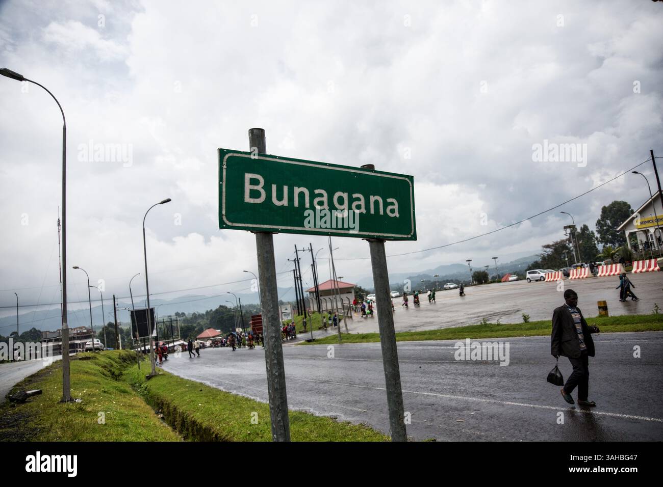 Congo Uganda refugees, Refugee from Congo crossed the border in ...