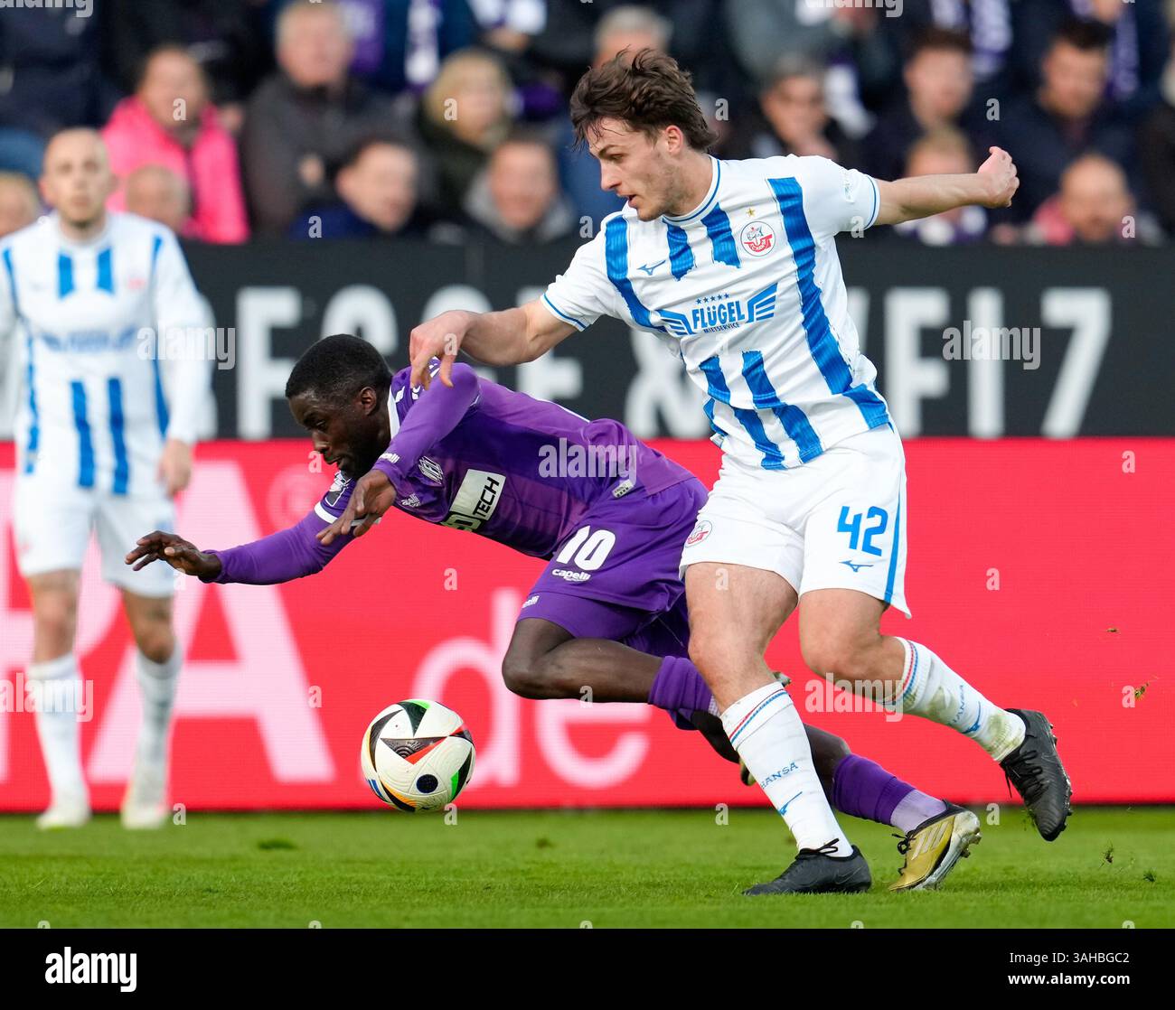 Braydon Manu (VfL Osnabrueck, #10) gegen Benno Dietze (FC Hansa Rostock ...