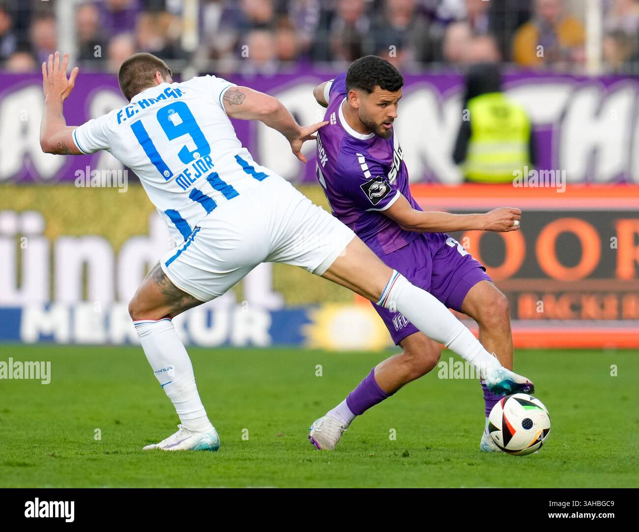 Jan Mejdr (FC Hansa Rostock, #19) gegen Dave Gnaase (VfL Osnabrueck ...