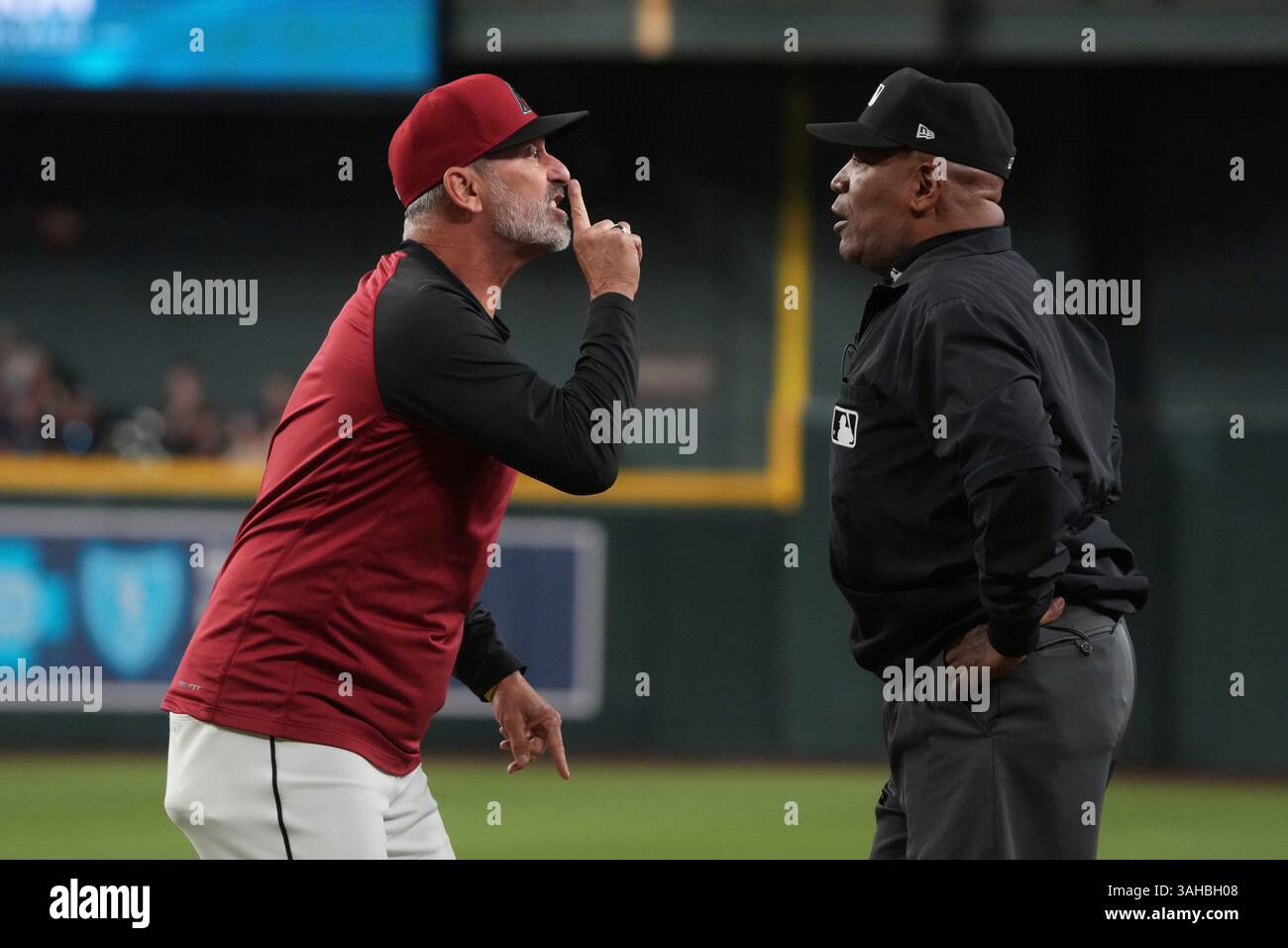 Arizona Diamondbacks manager Torey Lovullo argues with firstbase umpire ...