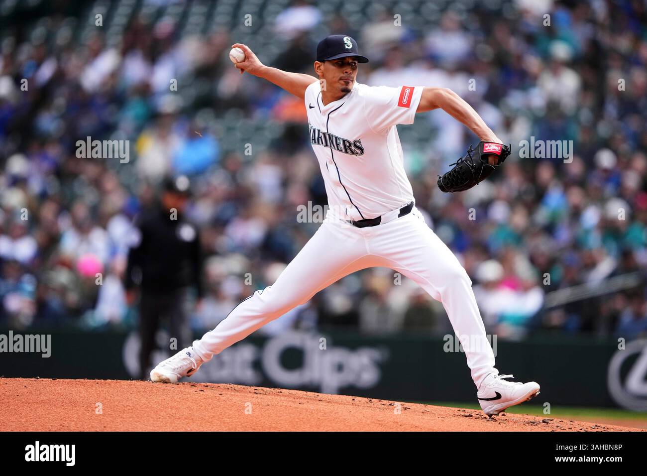 Seattle Mariners starting pitcher Luis F. Castillo (43) throws against ...