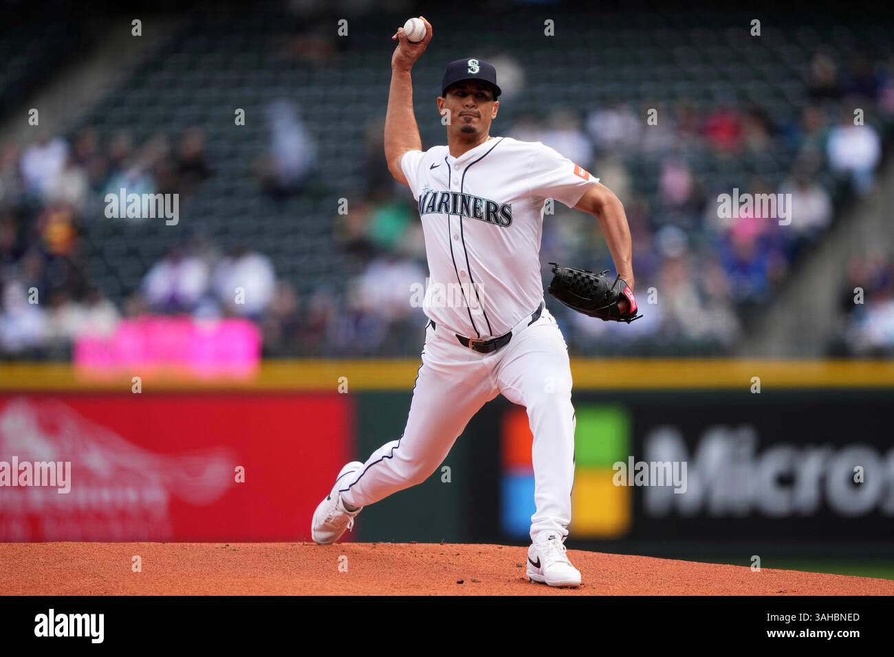 Seattle Mariners starting pitcher Luis F. Castillo throws against the ...