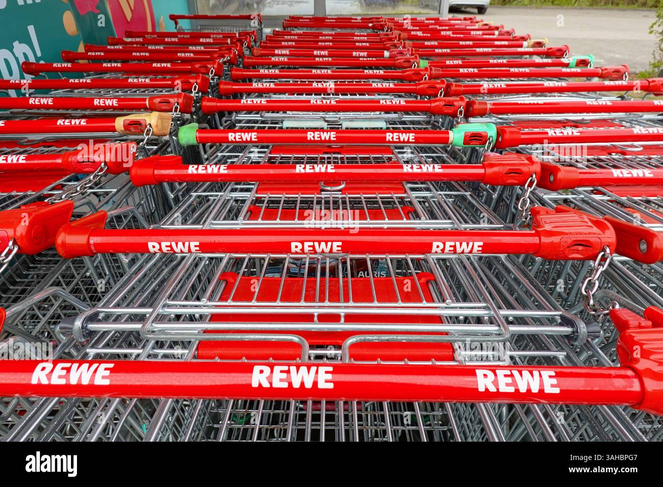 REWE Einkaufswagen - gesehen am 09.04.2025 in Hannover *** REWE ...
