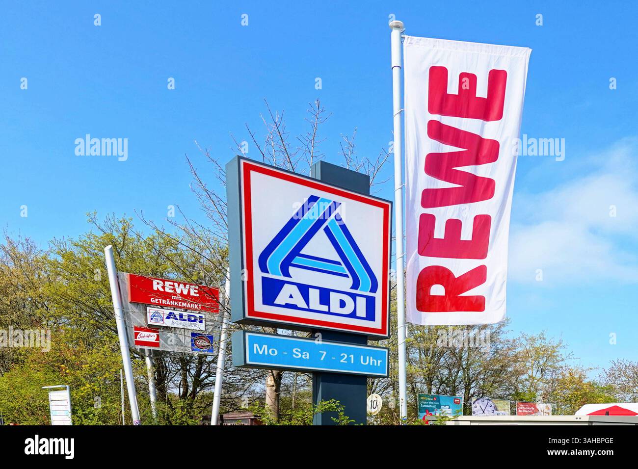 Supermarkt REWE gegen ALDI - gesehen am 09.04.2024 in Hannover ...