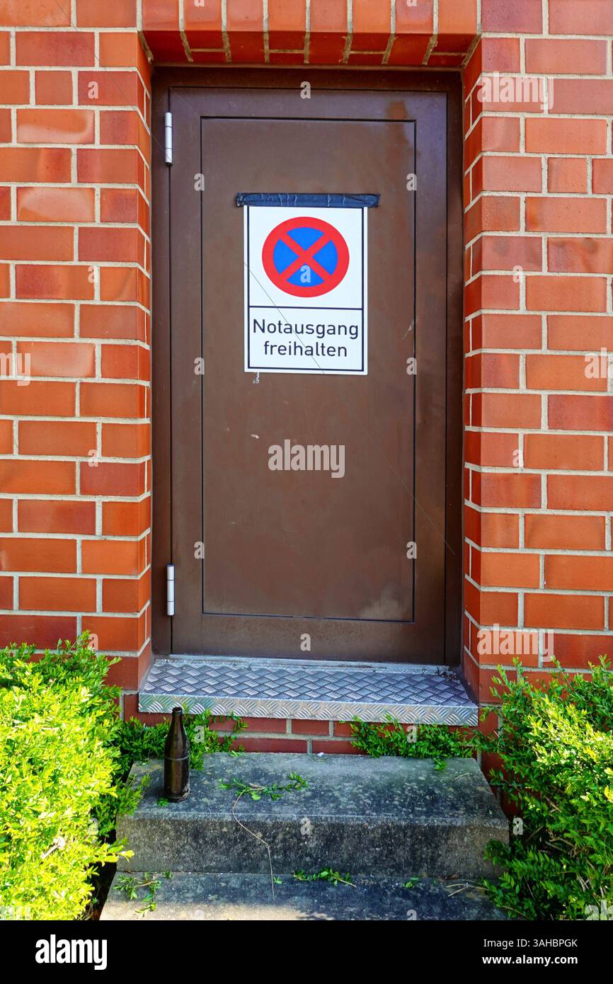Tür Schild Notausgang Freihalten - gesehen am 09.04.2025 in Hannover *** Door sign Emergency ...