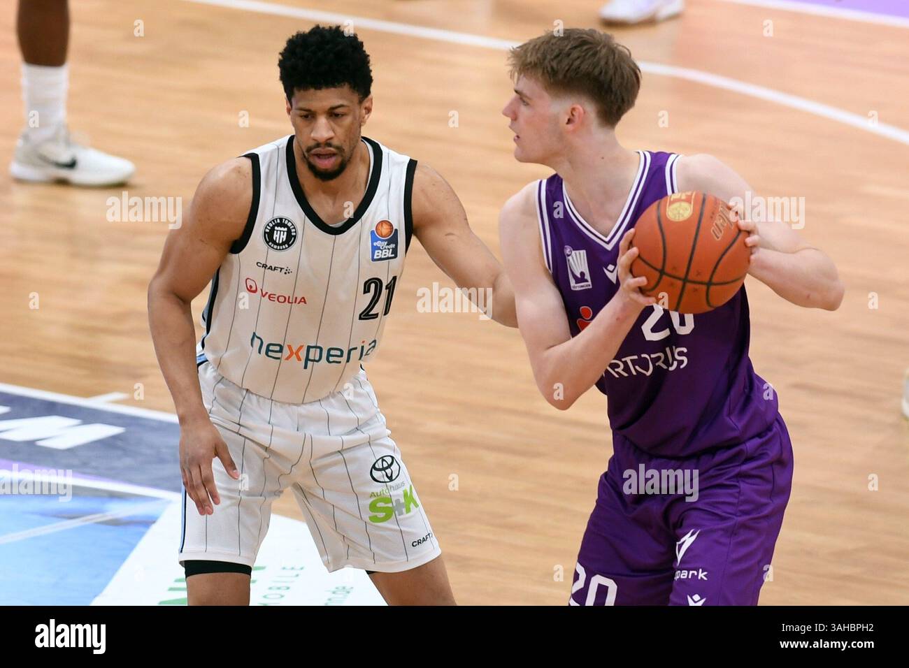 Janis Juenemann (BG Goettingen #20) (am Ball), Jordan Barnett (Hamburg ...