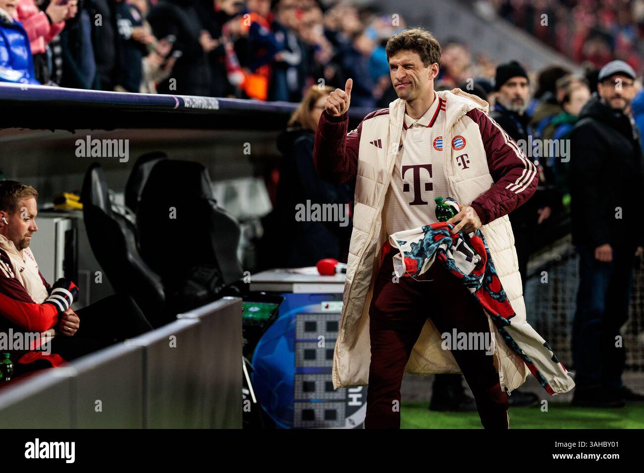 Thomas M?ller (FC Bayern M?nchen, 25) auf dem Weg zur Bank vor Spielbeginn, Grimasse, Mimik ...