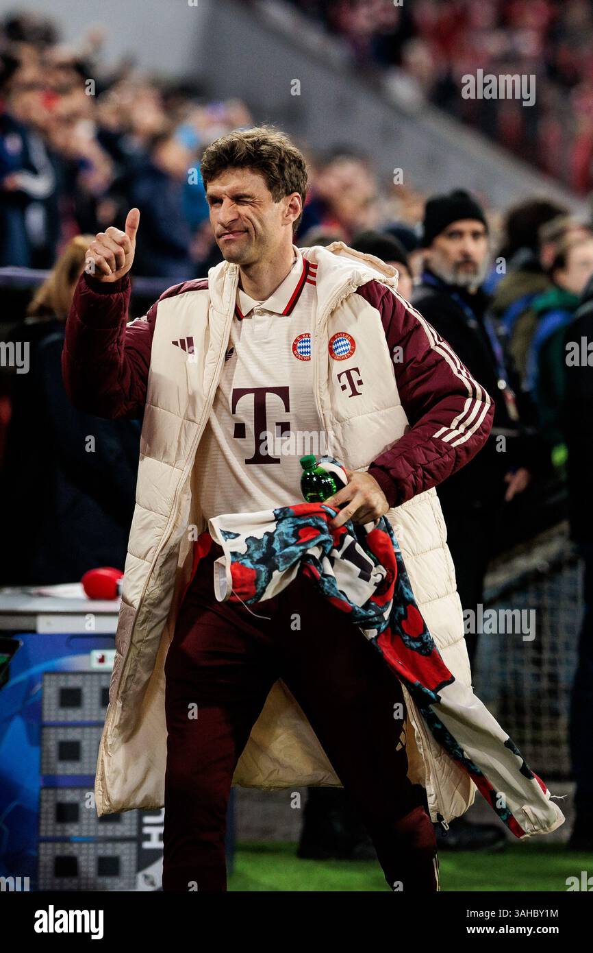 Thomas M?ller (FC Bayern M?nchen, 25) auf dem Weg zur Bank vor Spielbeginn, Grimasse, Mimik ...