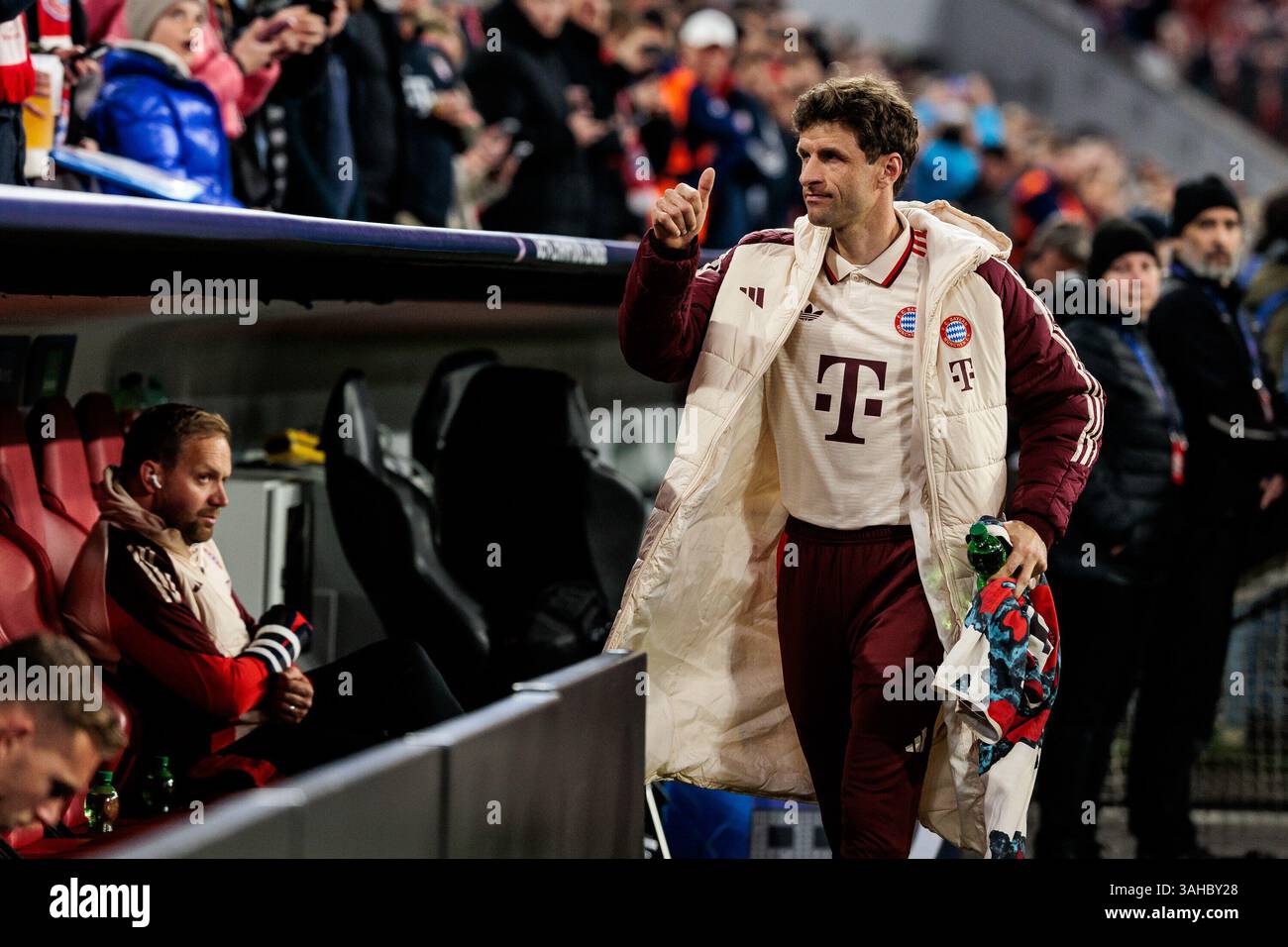 Thomas M?ller (FC Bayern M?nchen, 25) auf dem Weg zur Bank vor Spielbeginn, Grimasse, Mimik ...