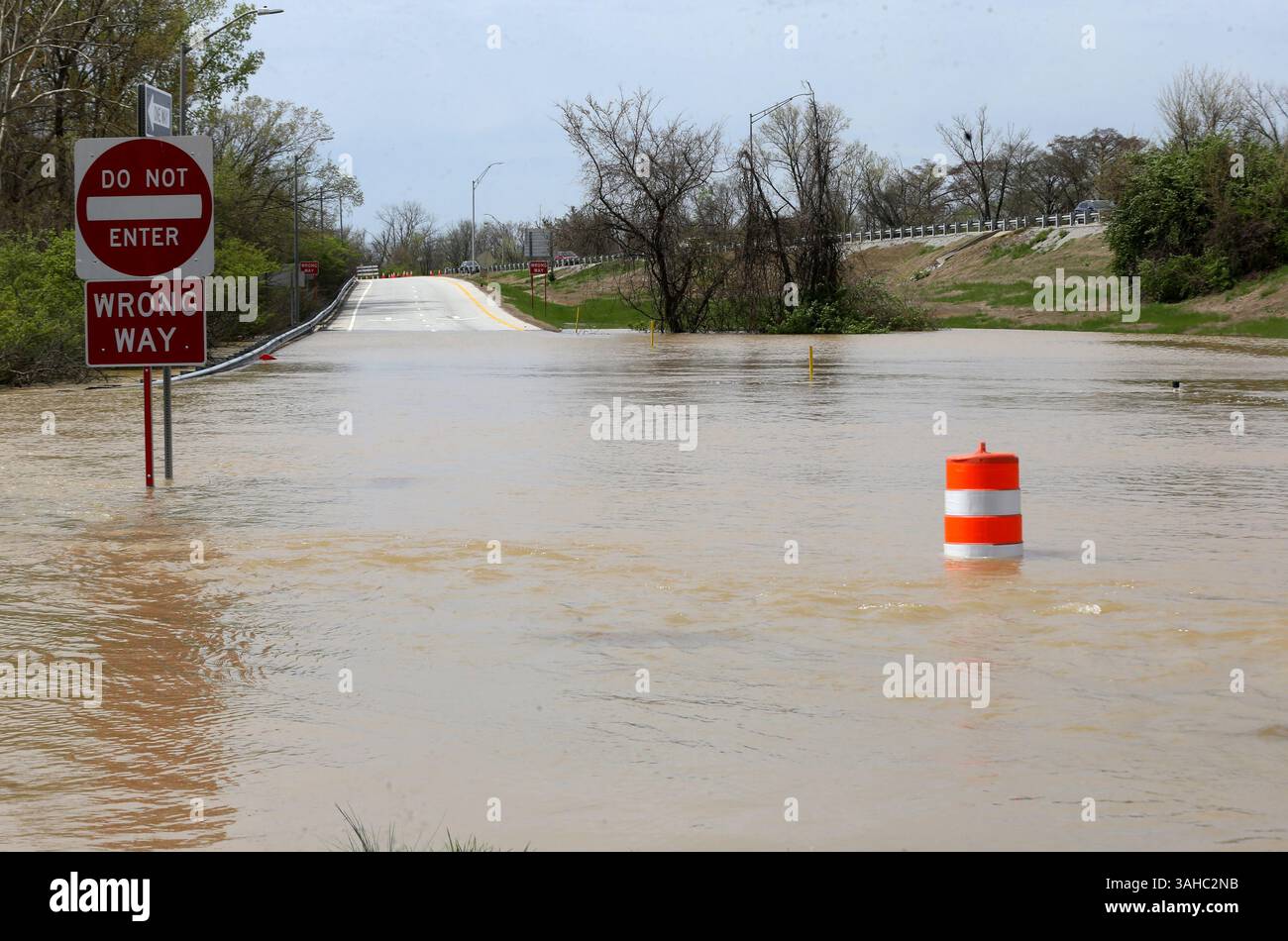 Louisville, United States. 09th Apr, 2025. Flood waters from the Ohio ...