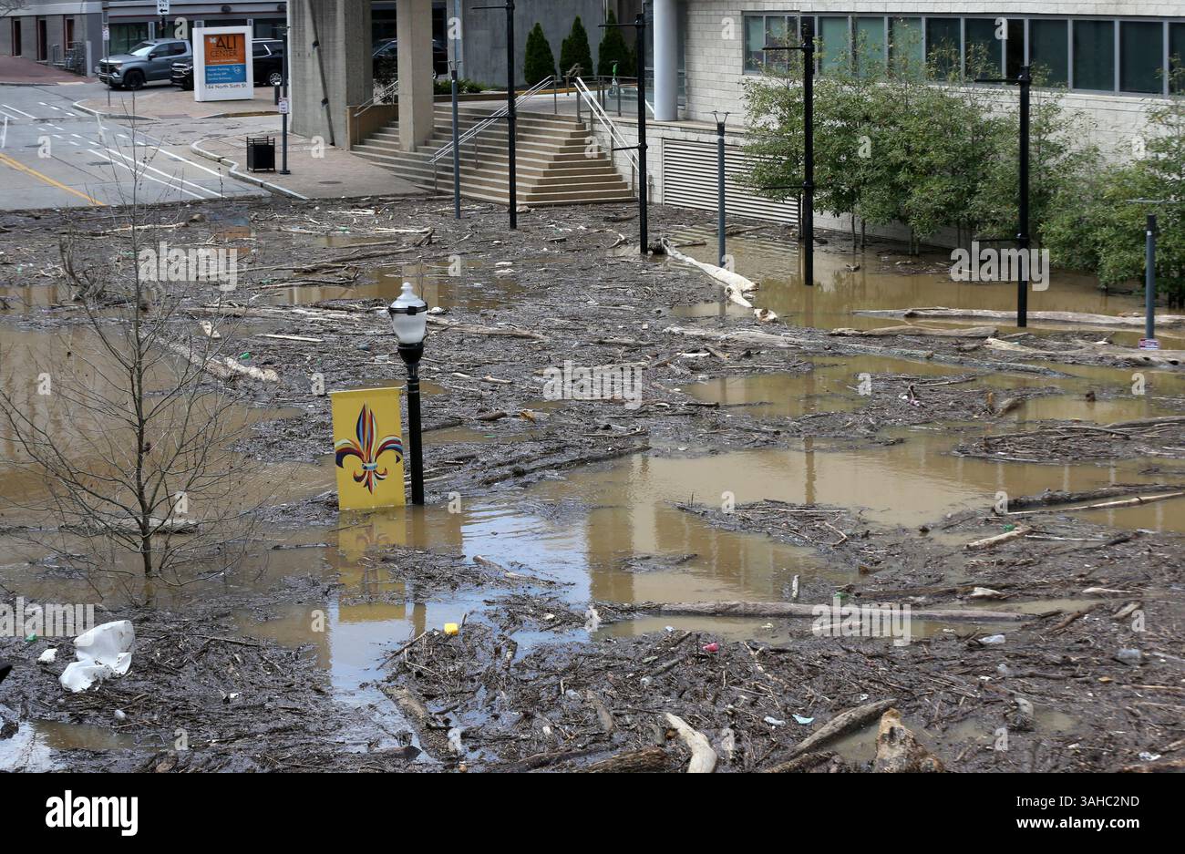 Louisville, United States. 09th Apr, 2025. River water and debris ...