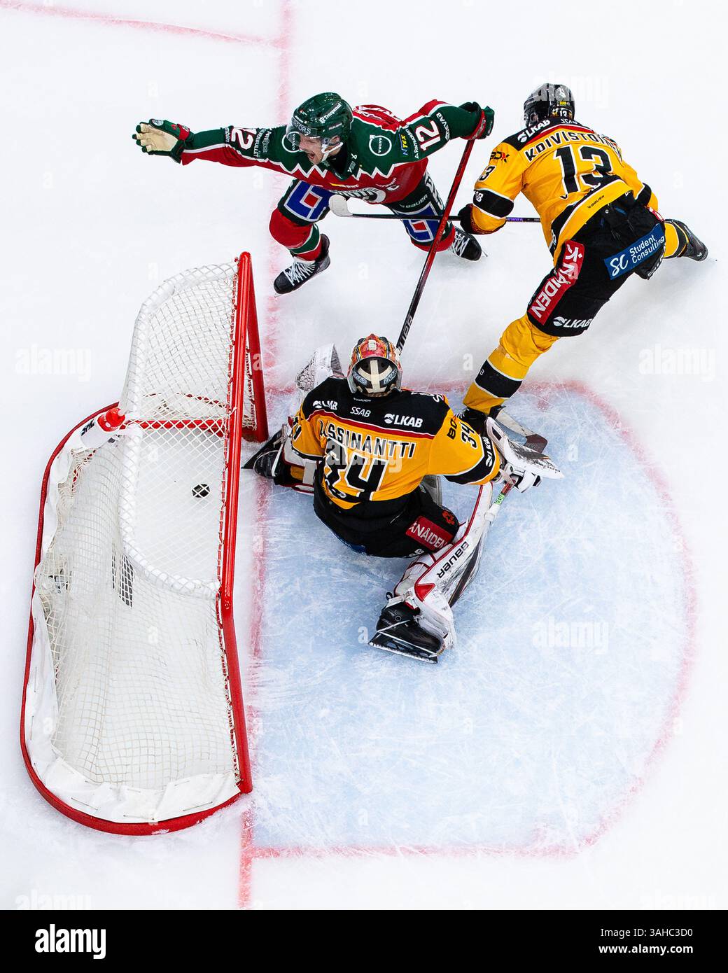 250409 Frölundas Max Friberg jublar efter att Linus Weissbach gjort 5-3 på Luleås målvakt Joel ...