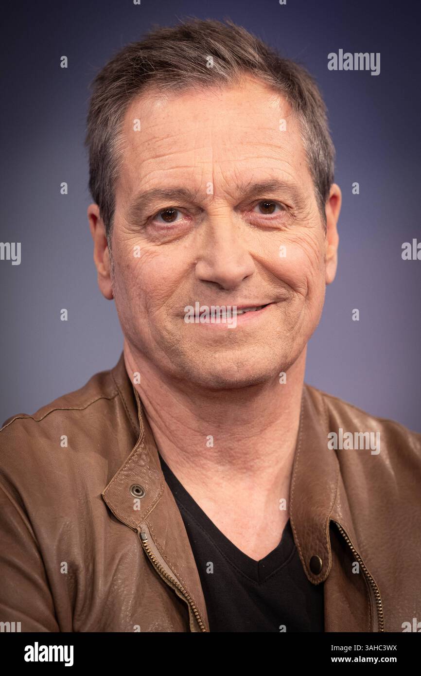 Fototermin MAISCHBERGER 09.04.2025 Dieter Nuhr Kabarettist Presse-Fototermin zur Sendung ...