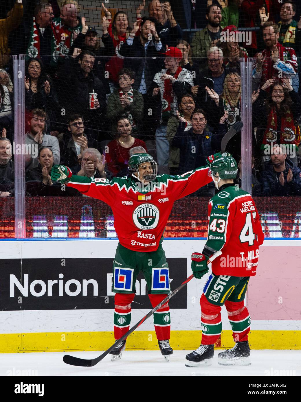 250409 Frölundas Max Westergård jublar ihop med Tom Nilsson efter 3-1 under semifinal tre i SHL ...