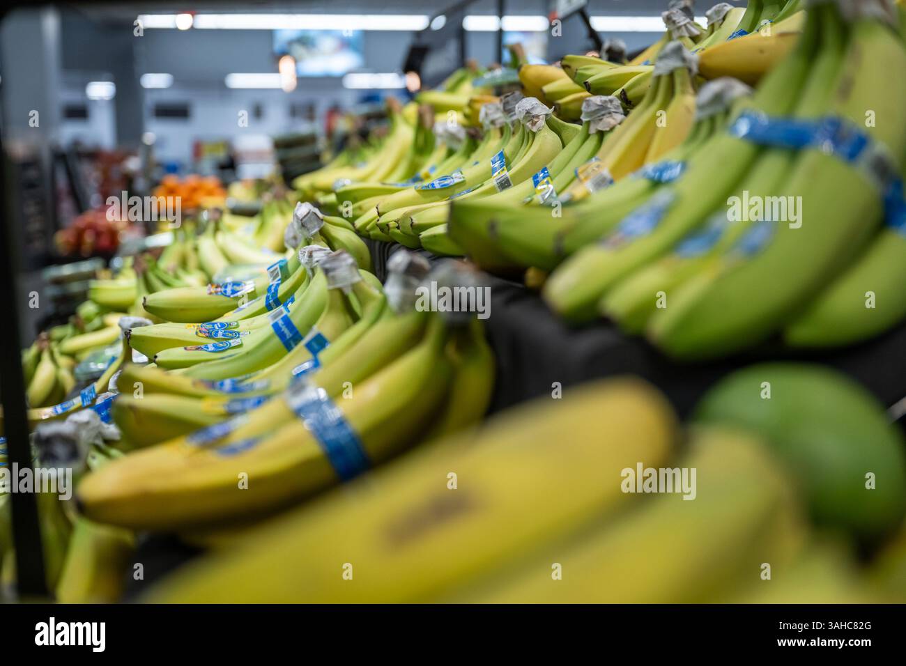 Washington, USA. 09th Apr, 2025. Bananas in a supermarket in Washington ...