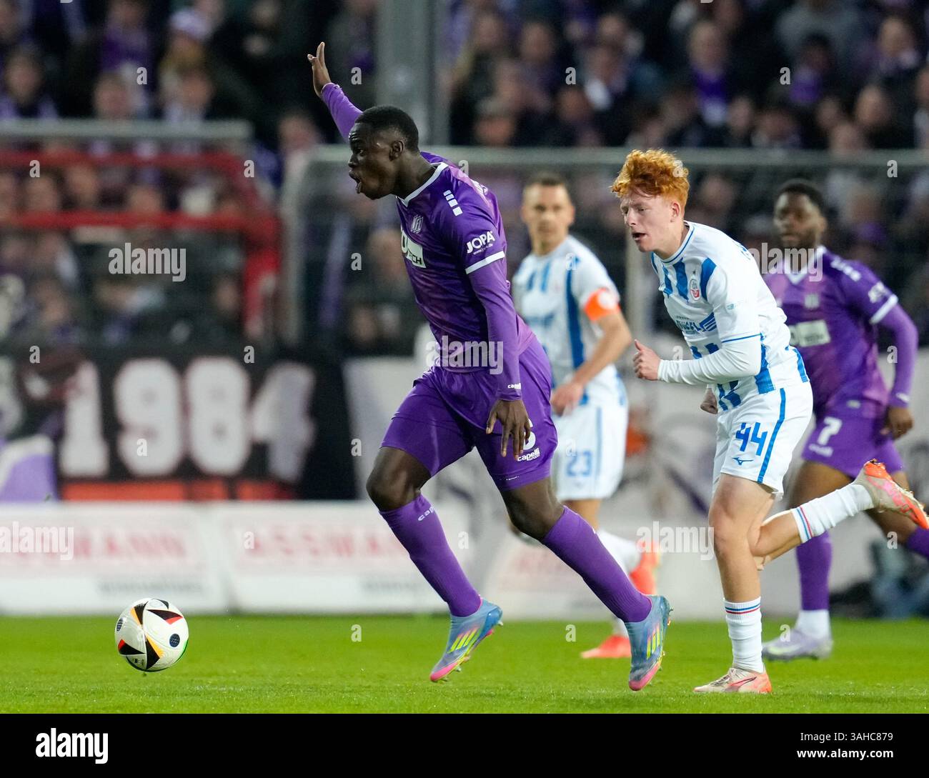 Kofi Amoako (VfL Osnabrueck, #6) und Tim Krohn (FC Hansa Rostock, #44 ...