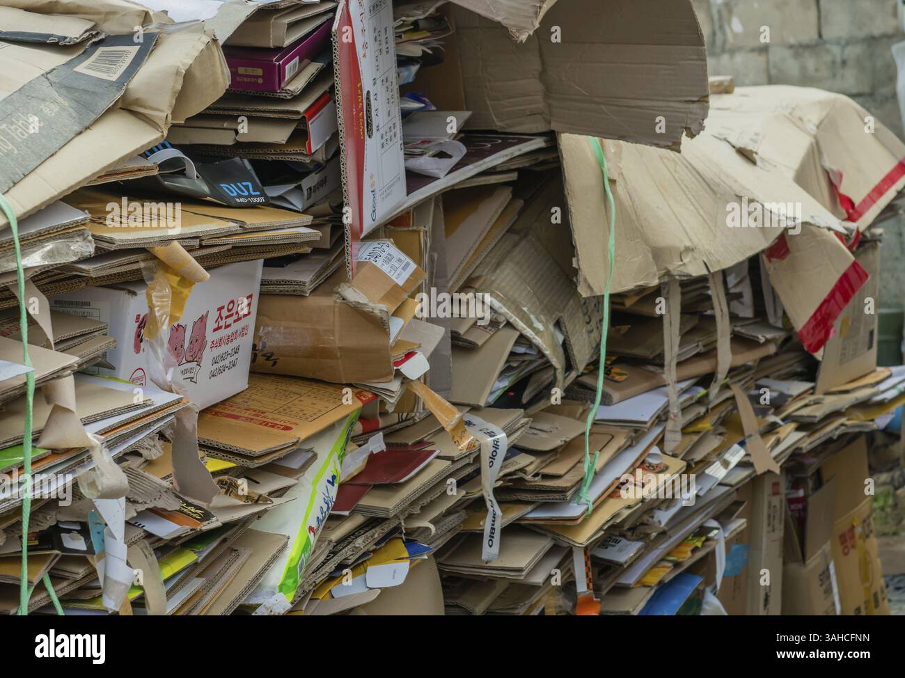 Broken down cardboard boxes hi-res stock photography and images - Alamy