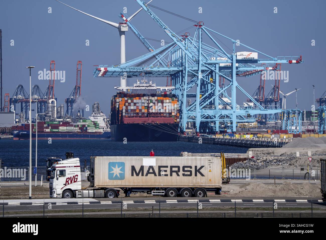 APM Container Terminal, container freighter is loaded and unloaded ...
