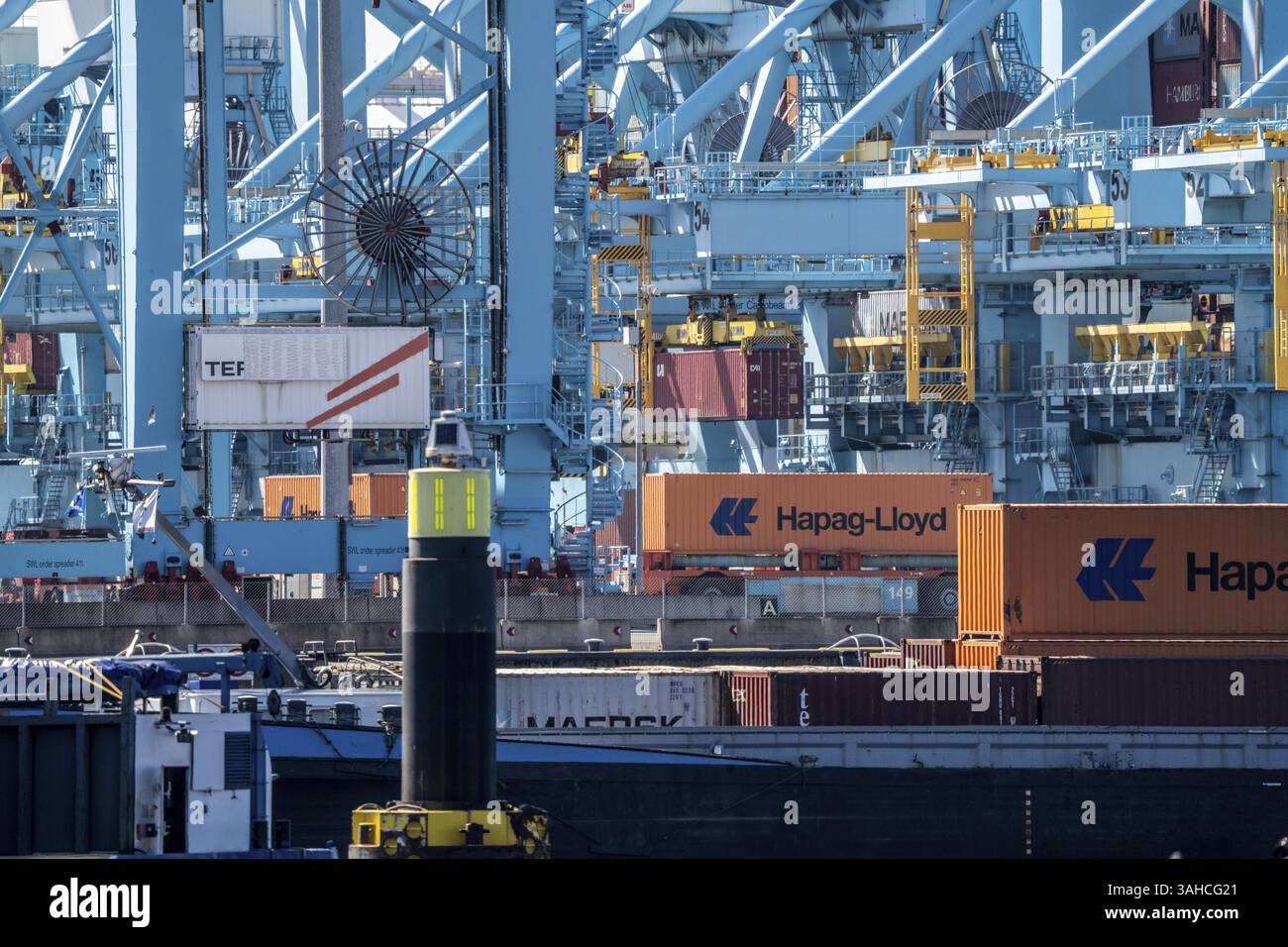 RWG Container Terminal, autonomous container transport at the quay ...