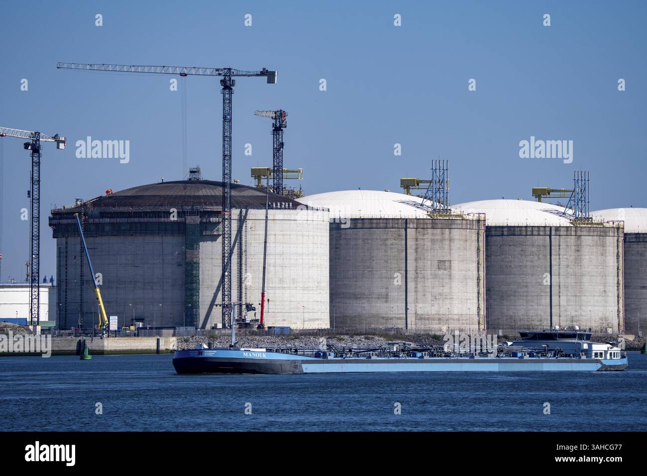 Construction of a 180, 000 cubic metre LNG storage tank, it will be the ...