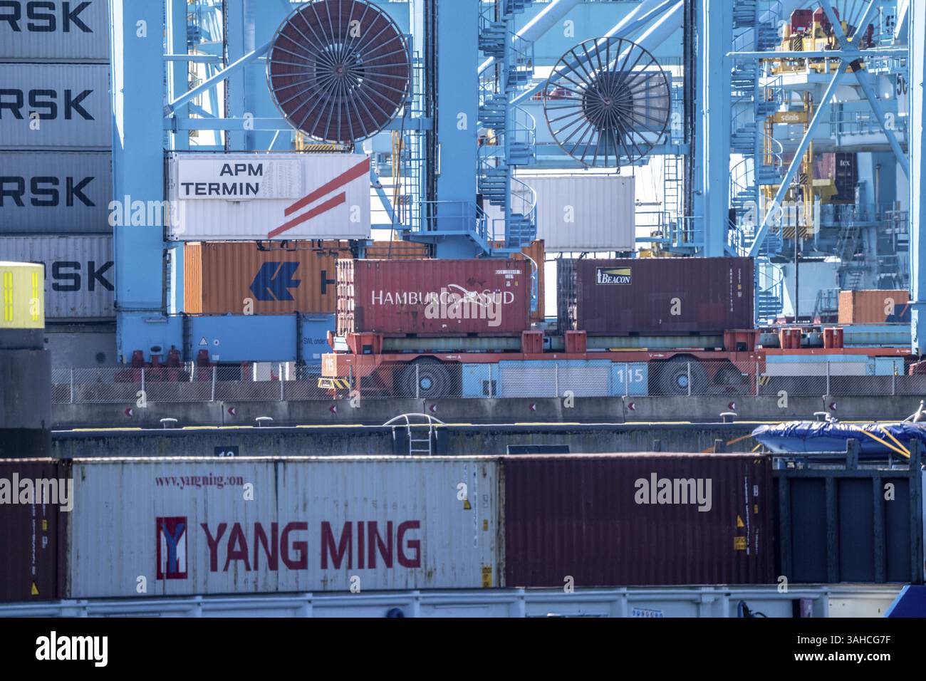 RWG Container Terminal, autonomous container transport at the quay ...