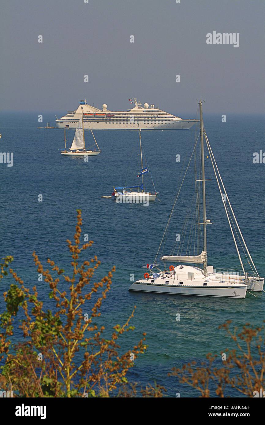 Seabourn Legend, luxury cruise ship in the harbour of Porquerolles ...