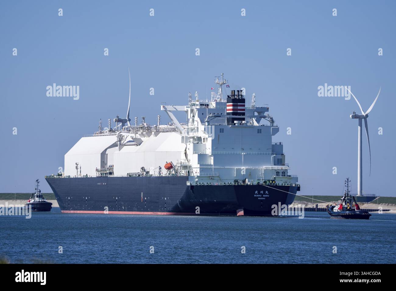 LNG tanker Bushu Maru, sailing under the flag of the Bahamas ...