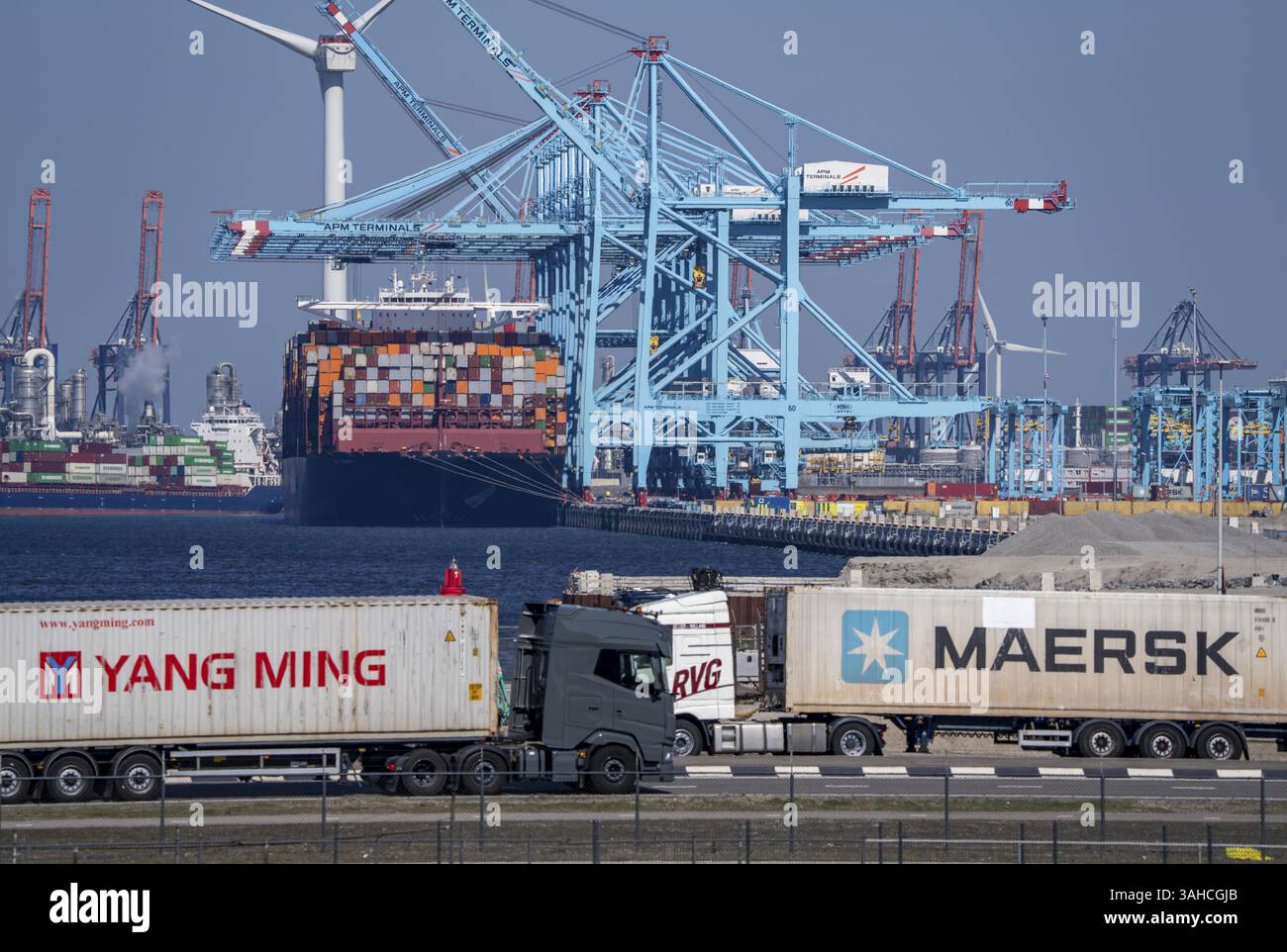 APM Container Terminal, container freighter is loaded and unloaded ...