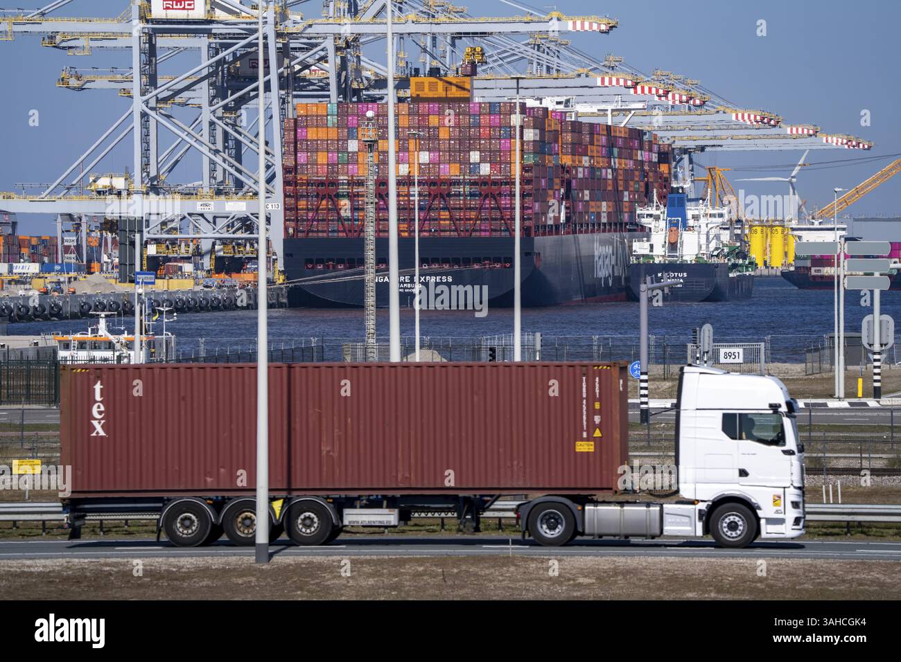 Port of Maasvlakte2, Singapore Express, Hapag-Lloyd container ship at ...
