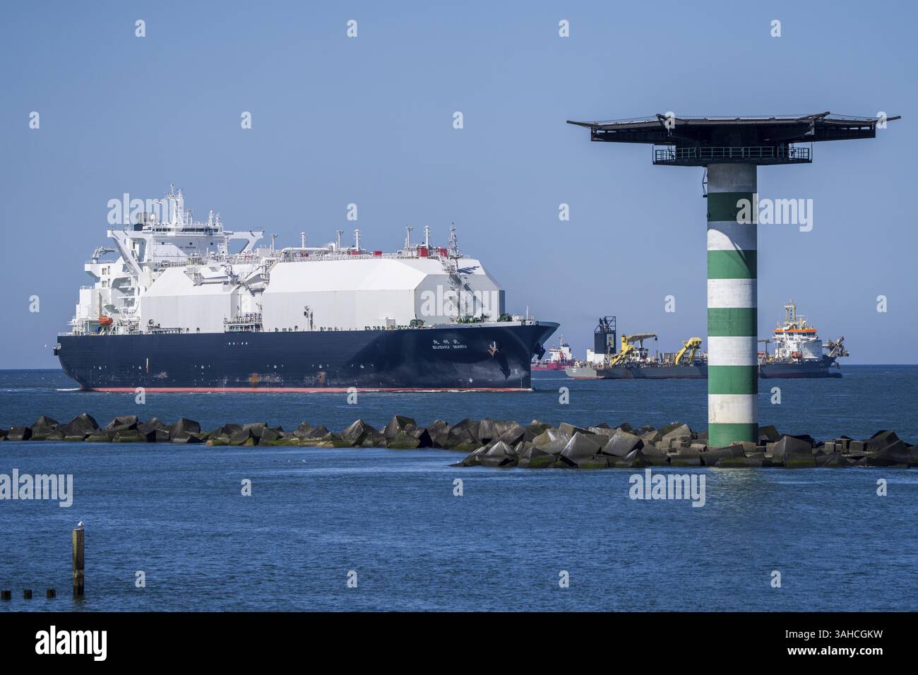 LNG tanker Bushu Maru, sailing under the flag of the Bahamas ...