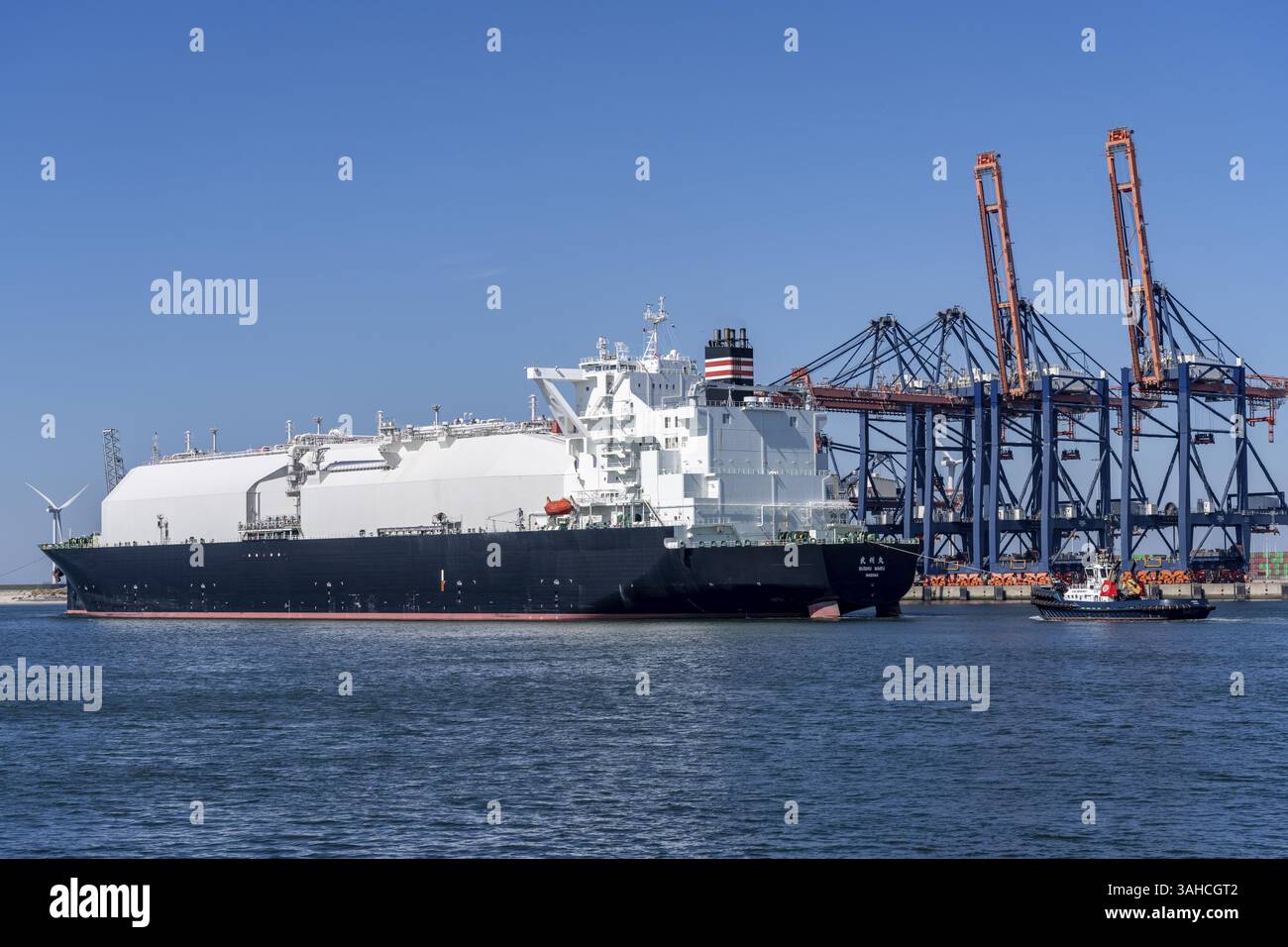 LNG tanker Bushu Maru, sailing under the flag of the Bahamas ...