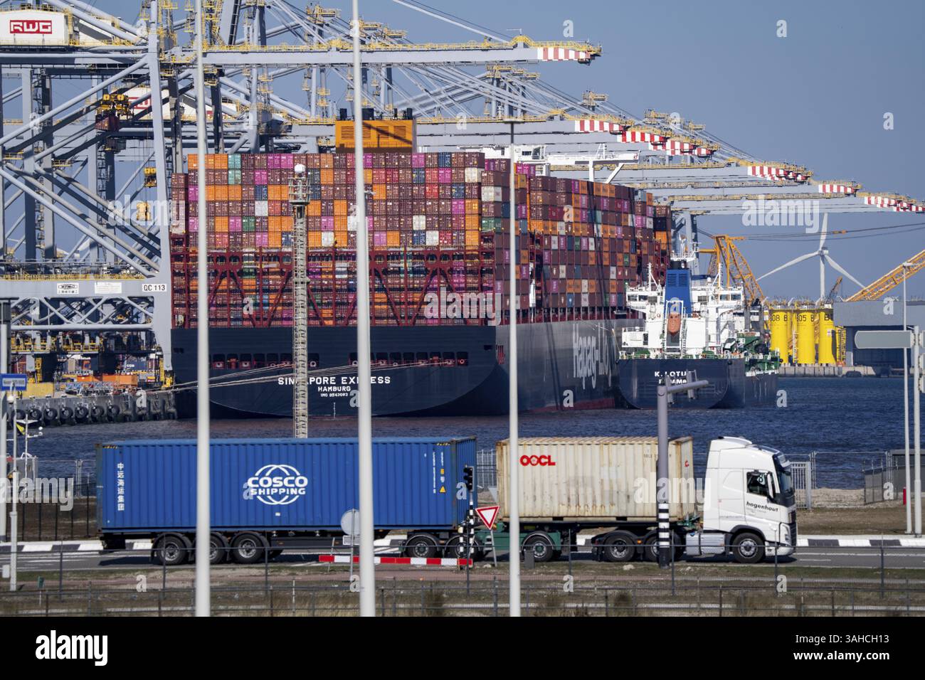 Port of Maasvlakte2, Singapore Express, Hapag-Lloyd container ship at ...