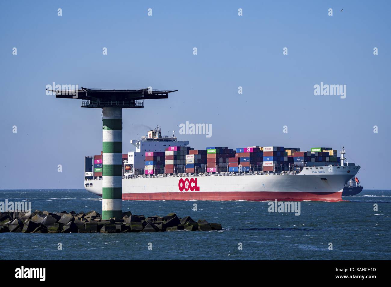 Container freighter OOCL Seoul entering the port of Maasvlakte 2 ...
