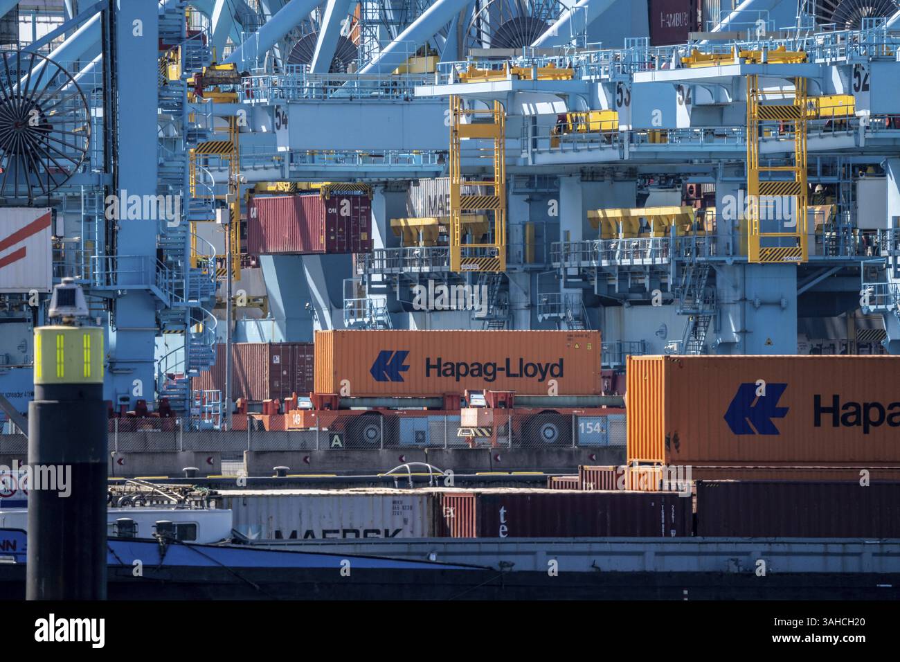 RWG Container Terminal, autonomous container transport at the quay ...