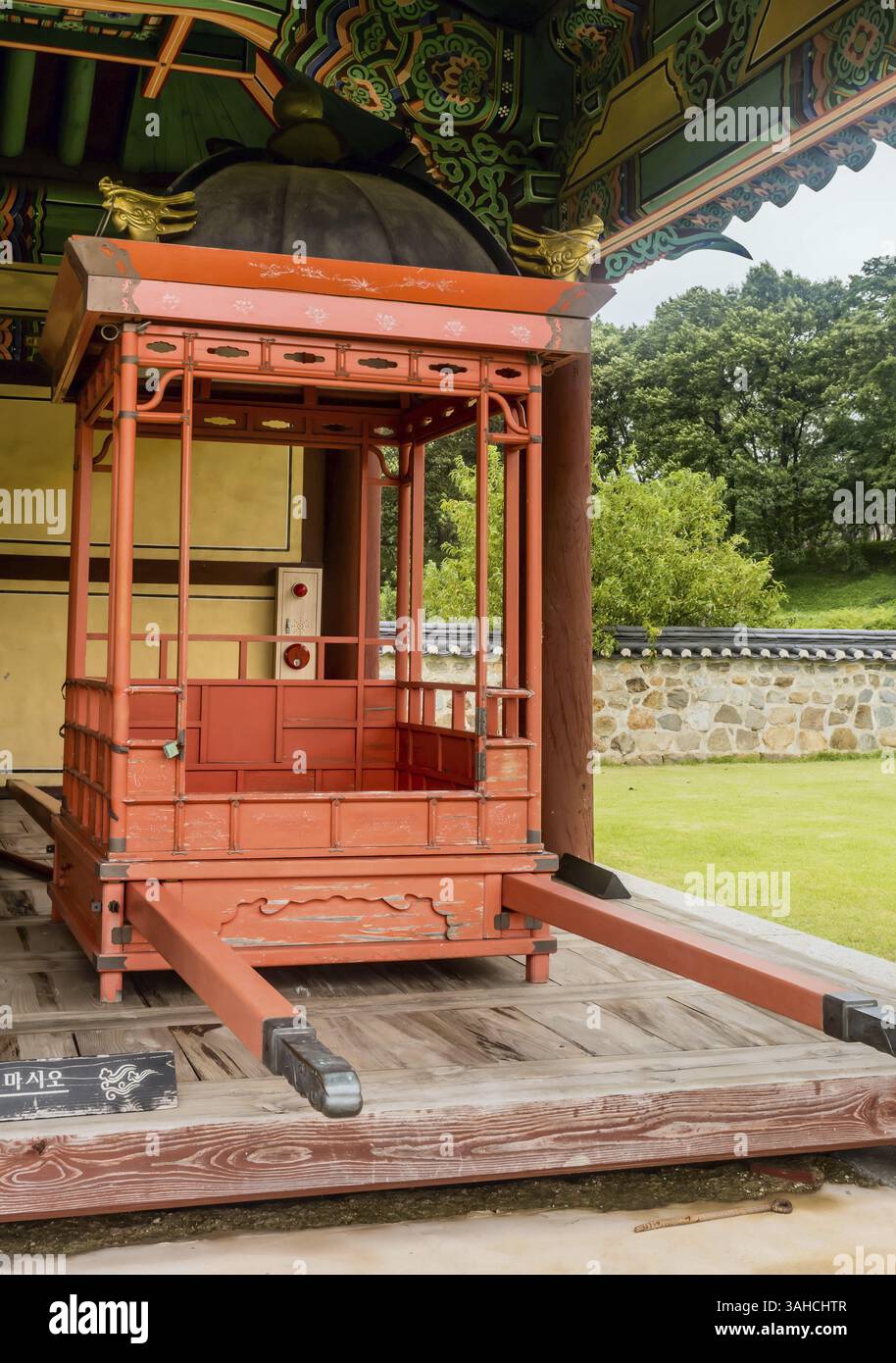 Covered sedan chair hi-res stock photography and images - Alamy