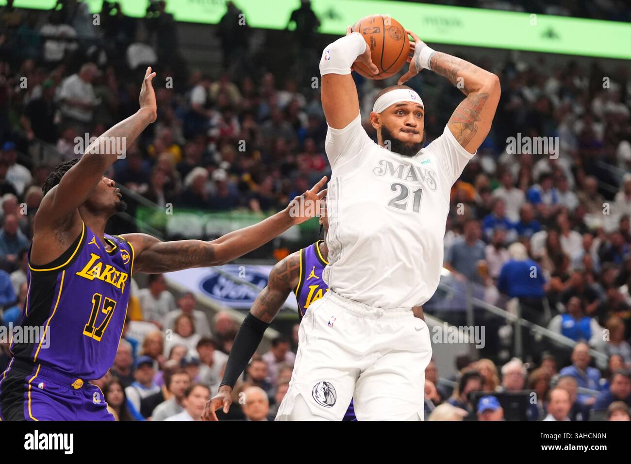 Dallas Mavericks' Daniel Gafford (21) makes a pass as Los Angeles Lakers' Dorian Finney-Smith ...
