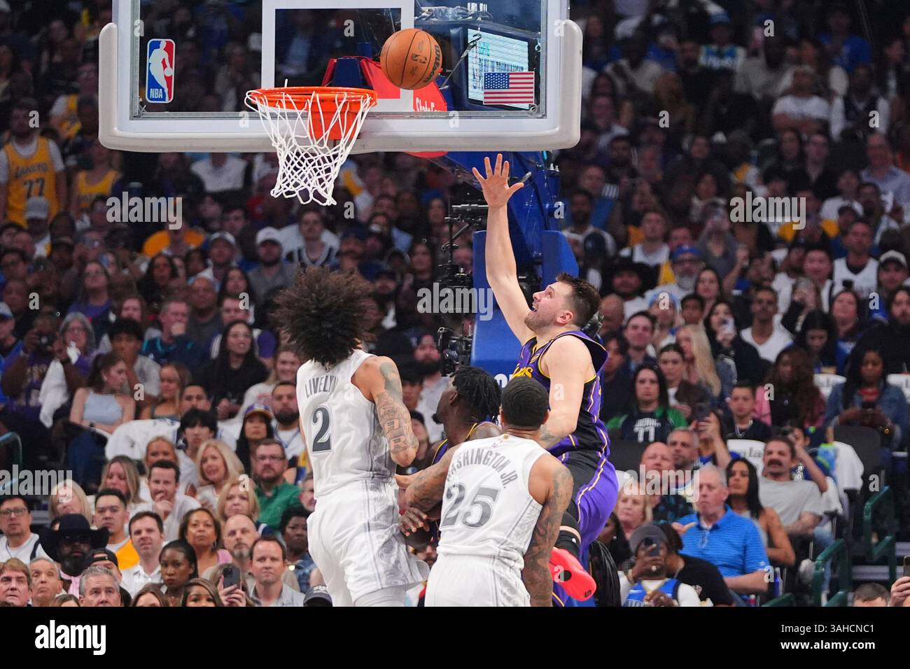 Los Angeles Lakers' Luka Doncic, right rear, shoots over Dallas ...