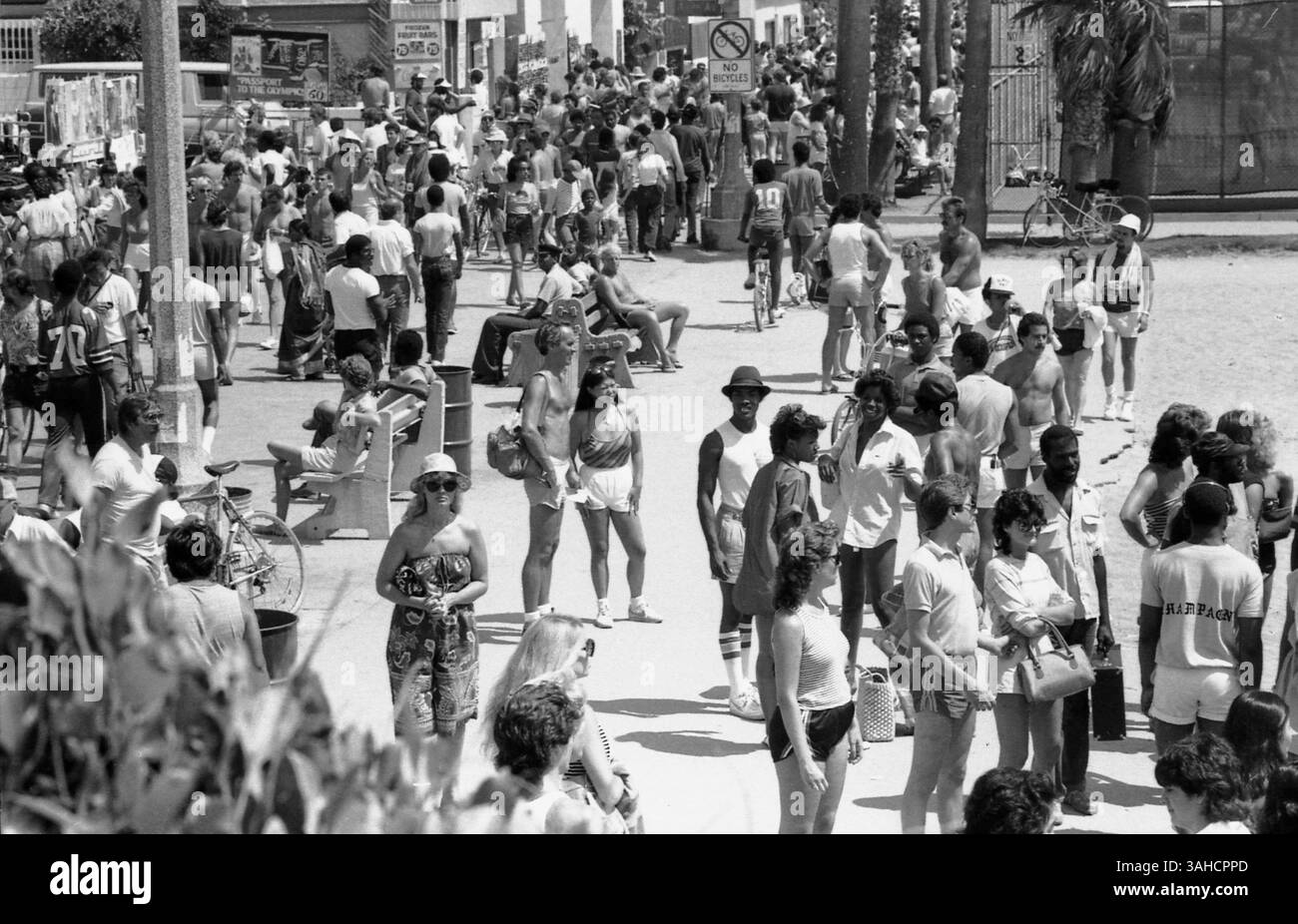 Los Angeles, CA, USA, approx. 1985. Crowd on the boardwalk of Venice ...