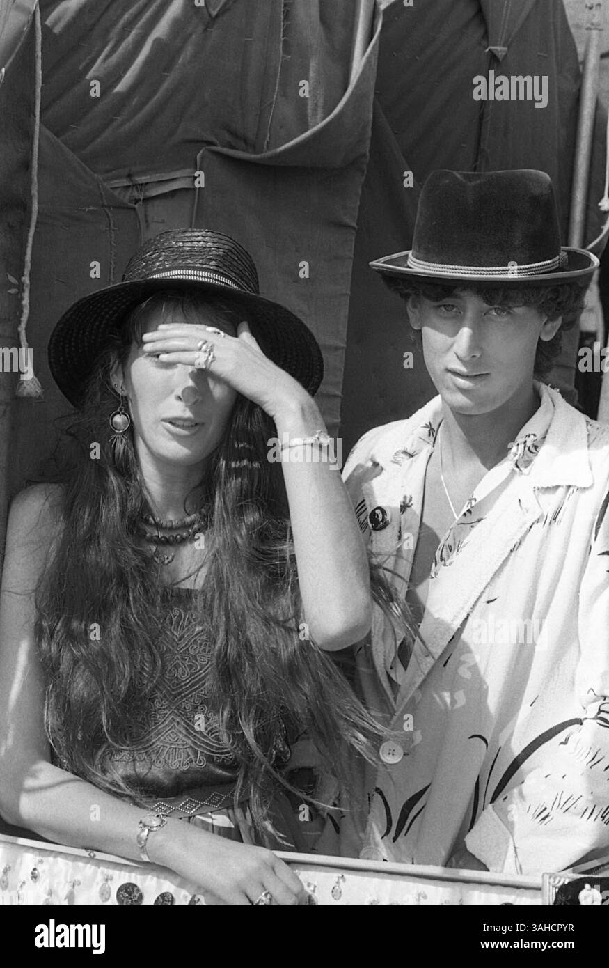 Fashion couple beach Black and White Stock Photos & Images - Alamy