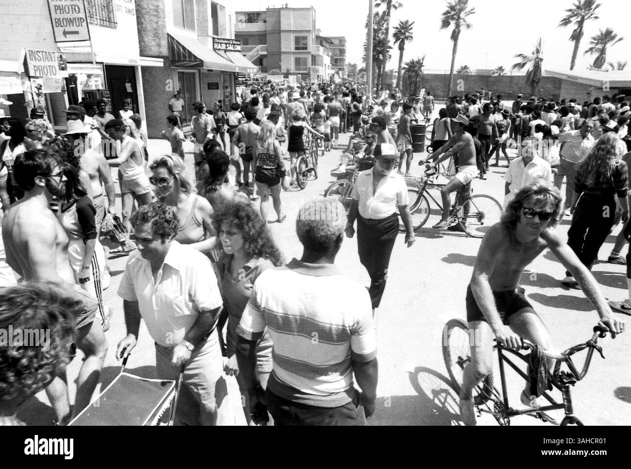 Los Angeles, CA, USA, approx. 1985. Crowd on the boardwalk of Venice ...