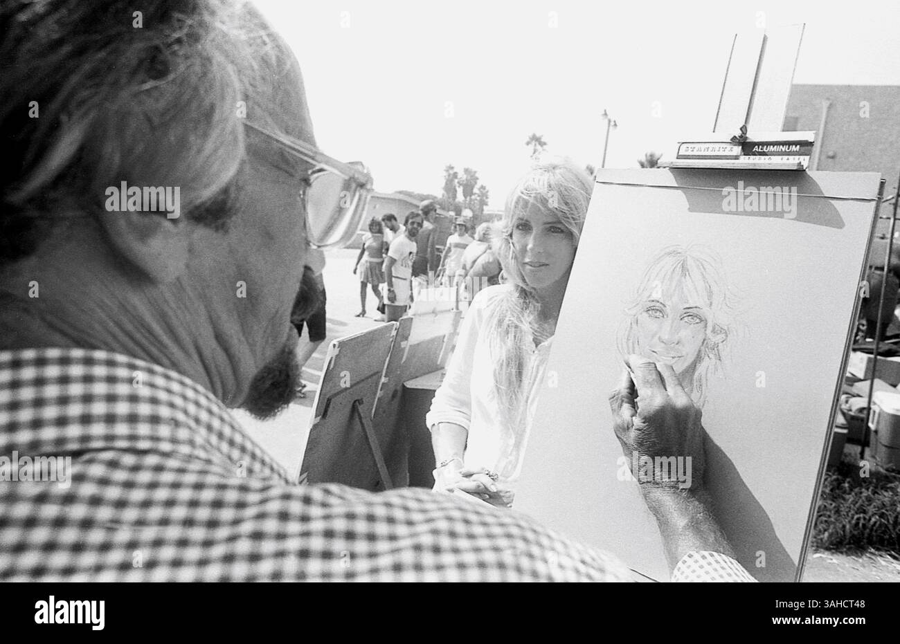 Venice Beach, Los Angeles, CA, USA, approx. 1985. Street artist working ...