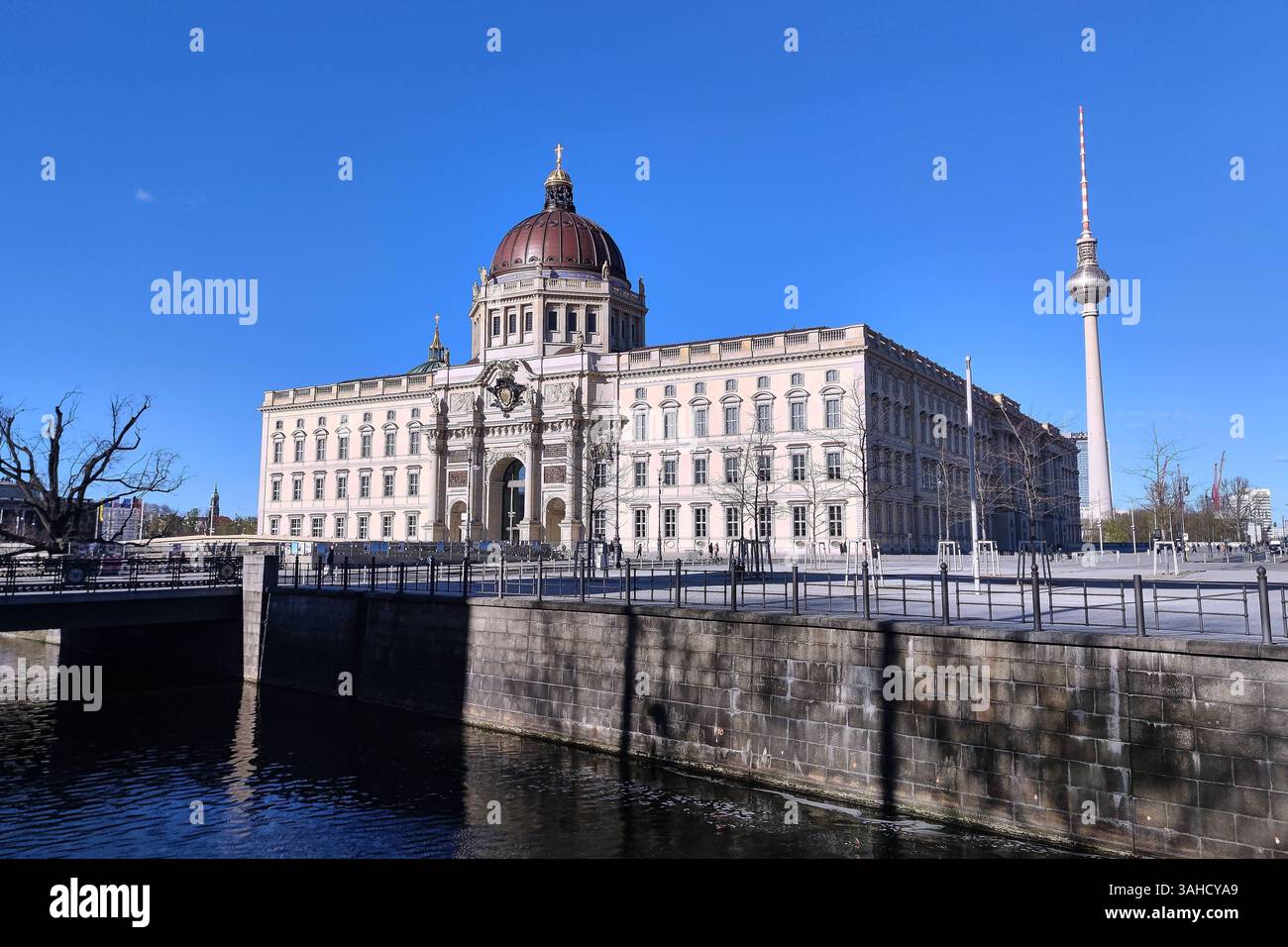 Berlin, Deutschland, 06.04.2025: Berliner Stadtschloss, rechts der ...