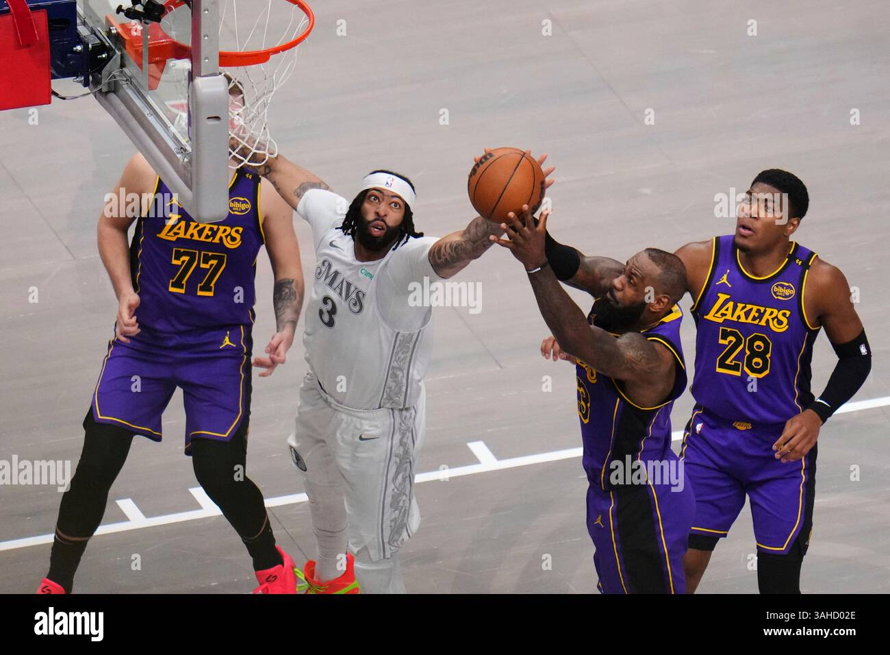 Dallas Mavericks' Anthony Davis (3) and Los Angeles Lakers' LeBron ...